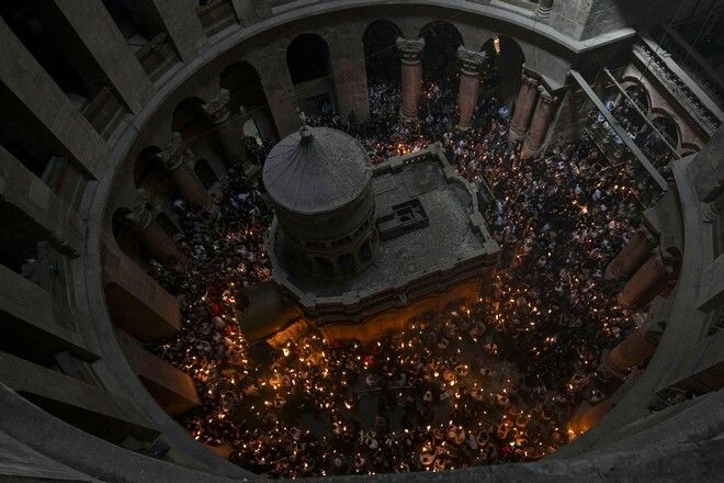 Άγιο φως: Συγκίνηση στην τελετή αφής στα Ιεροσόλυμα | Καθημερινός ...